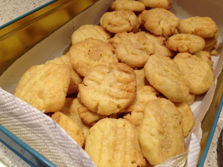 Quick Christmas Macadamia Shortbread Recipe - Cauldrons and Cupcakes